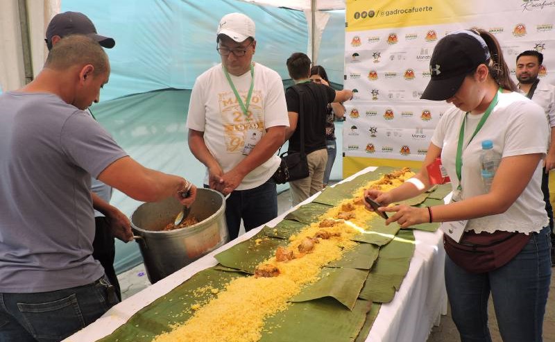 MANABÍ | 5 mil platos rindió la tonga más grande del mundo hecha en ...