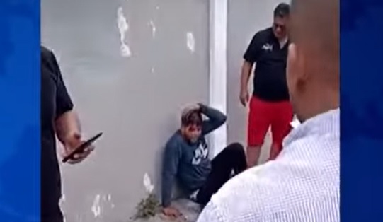 Dos asaltantes fueron salvajemente golpeados tras cometer el atraco a ... Dos asaltantes fueron salvajemente golpeados tras cometer el atraco a ...